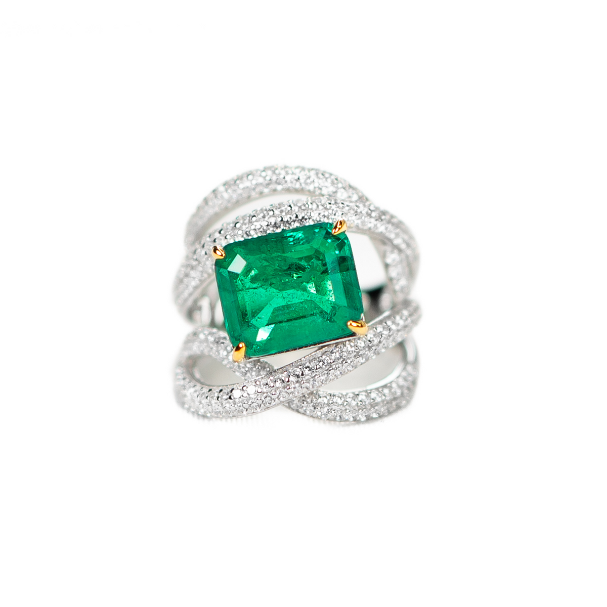 Enchanted Verde: Spiraling Emerald Diamond Ring – Glamorous Design Jewelry
