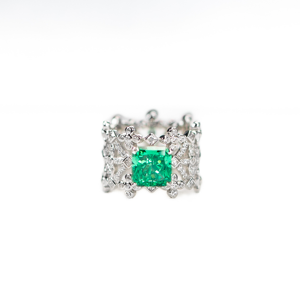 Emerald Radiance: Contemporary Emerald Diamond Ring – Glamorous Design ...